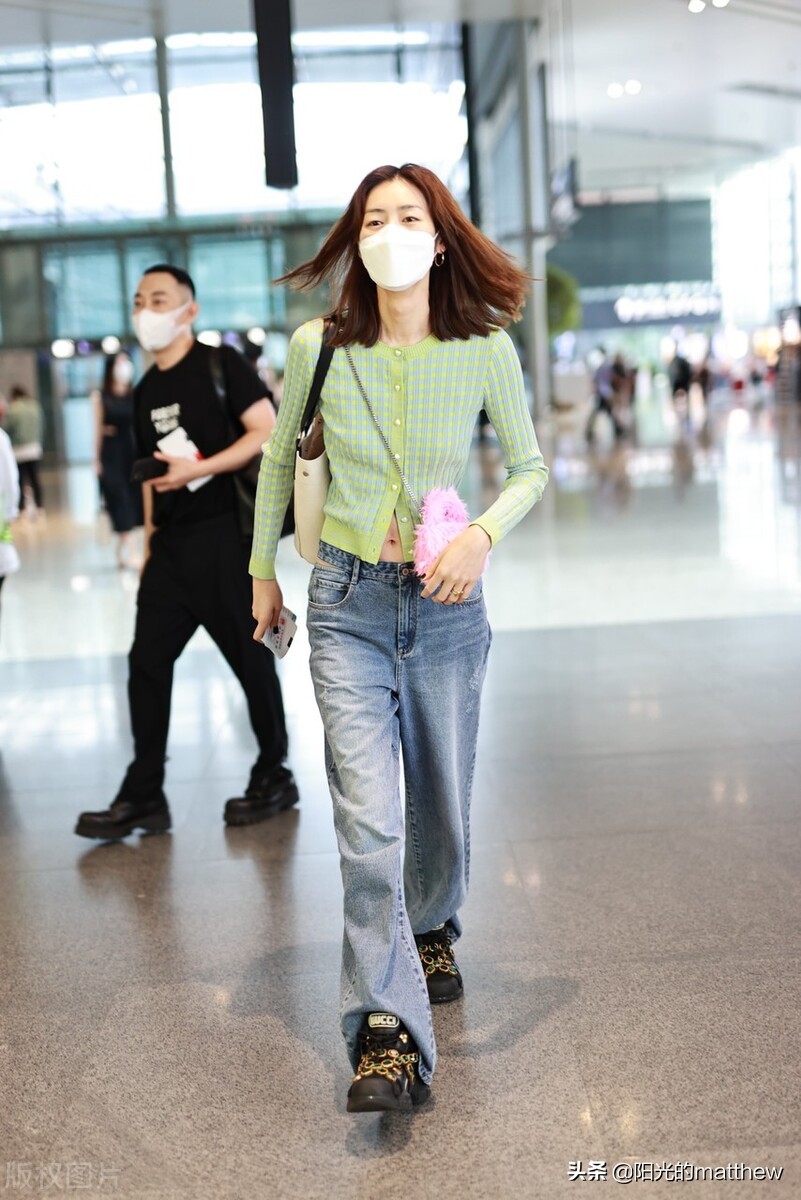 Liu Wen wears a knit sweater and wide-leg jeans, gentle and ...