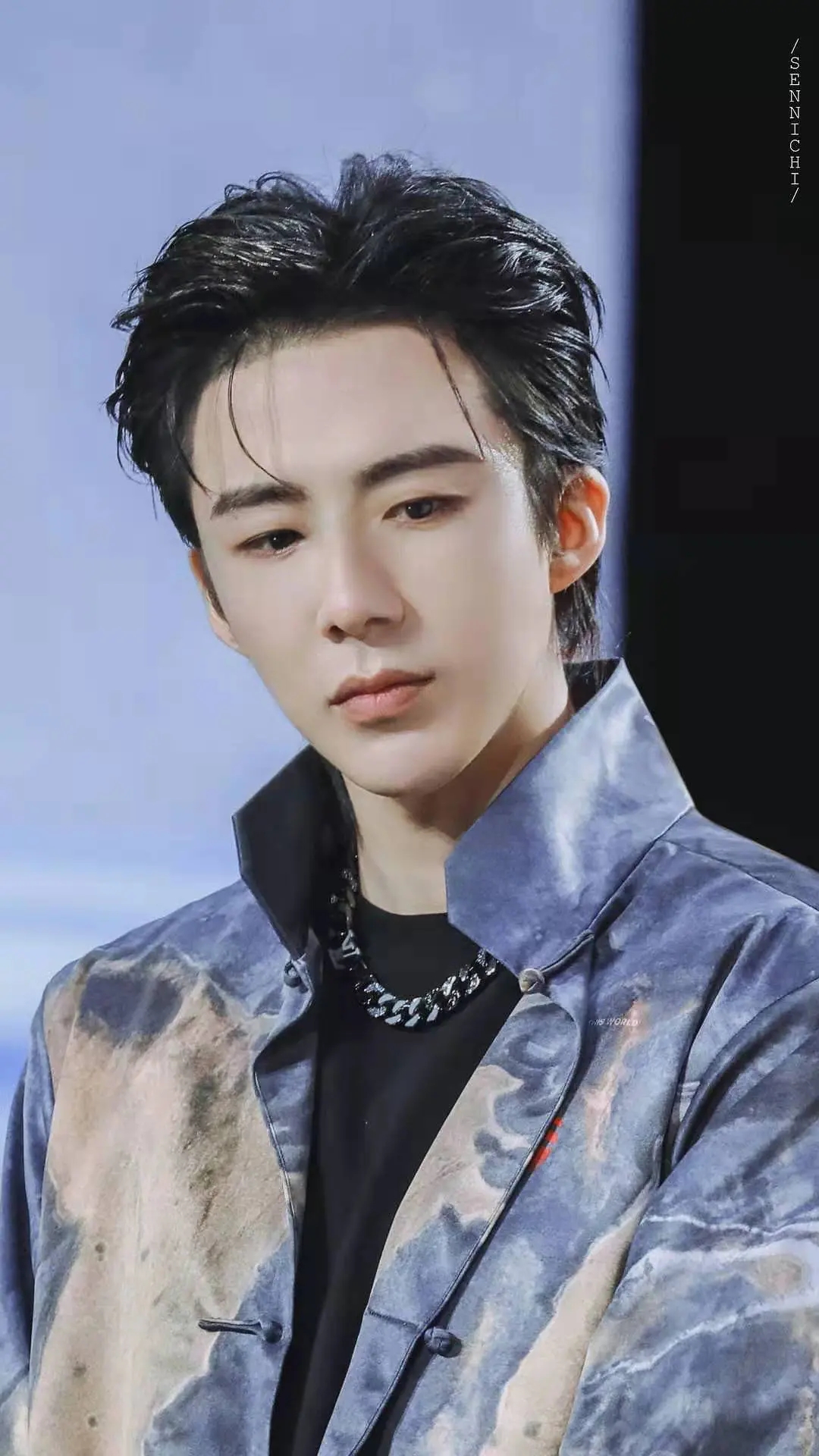 Liu Yuning smokes and shakes his legs on the set, and his expression of ...