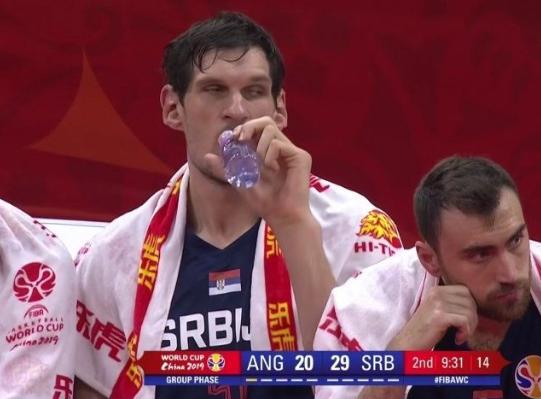 How exaggerated is Boban's palm size?One-handed catching is like ...