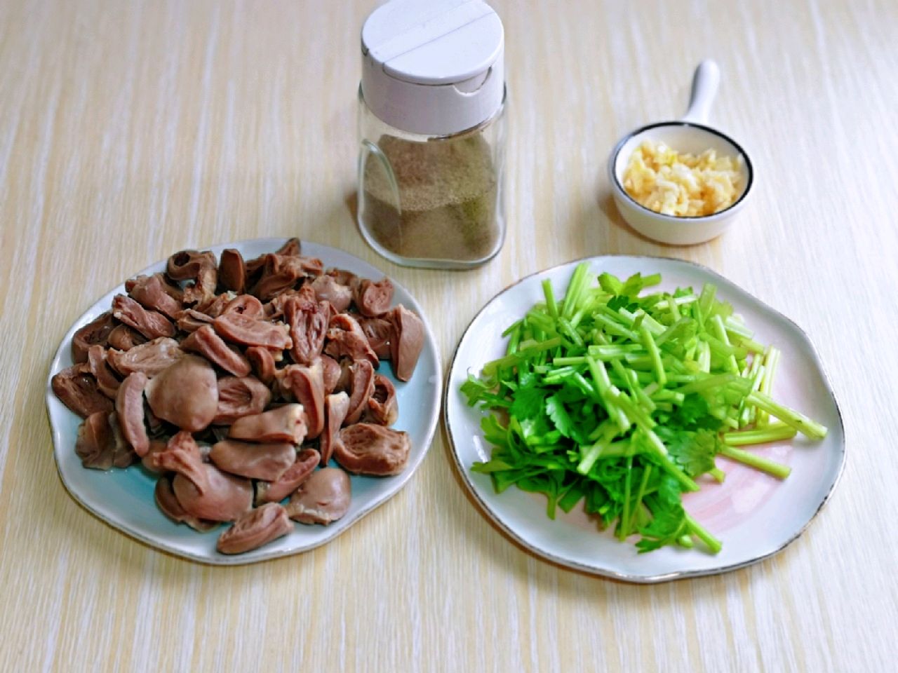 Celery is paired with duck heart, simply stir-fried, it is a delicious ...