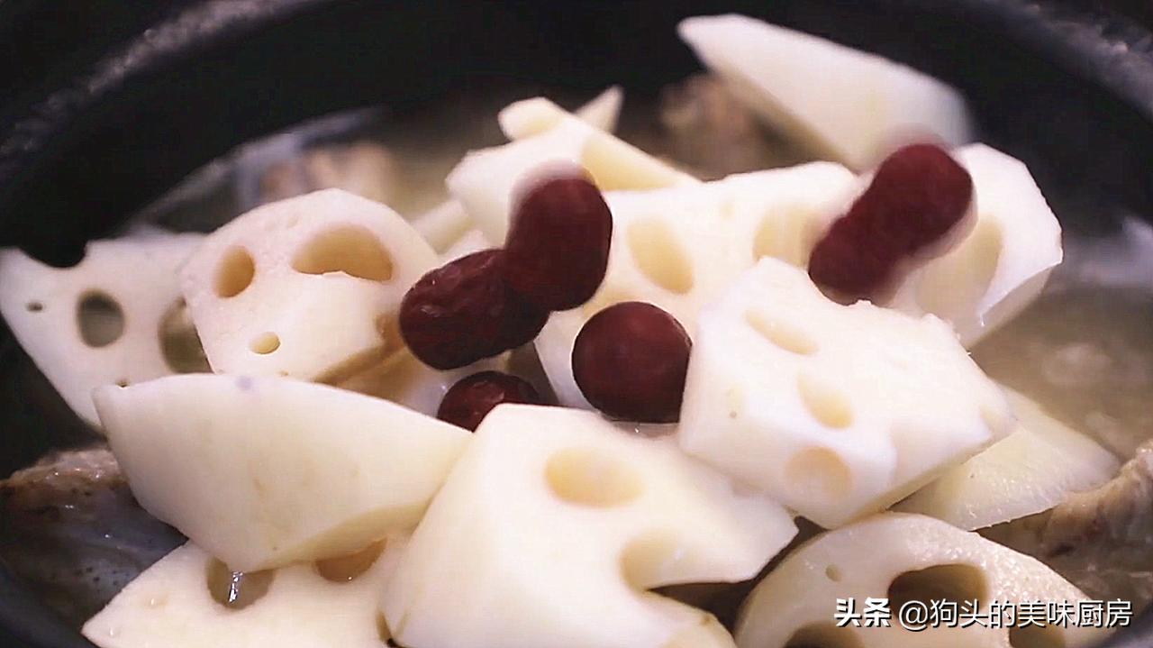 Stew lotus root soup, don't put it in the pot directly, teach you the ...