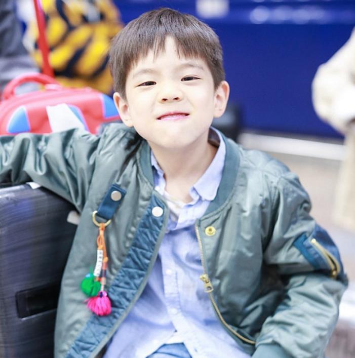 Du Jiang showed up at the airport with a hmm: in simple clothes like ...