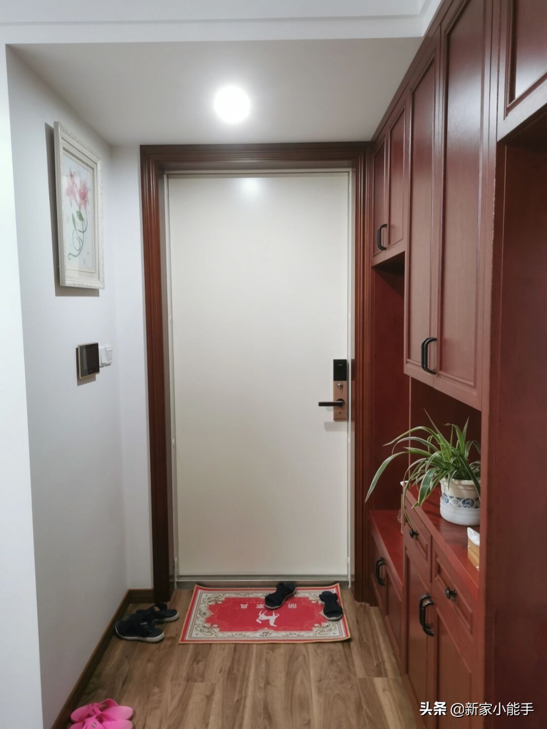 The 84-square-meter small three-bedroom apartment is decorated in a ...