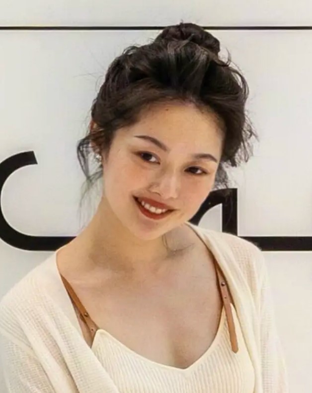 She had been a junior at the age of 17, and married a wealthy man in ...