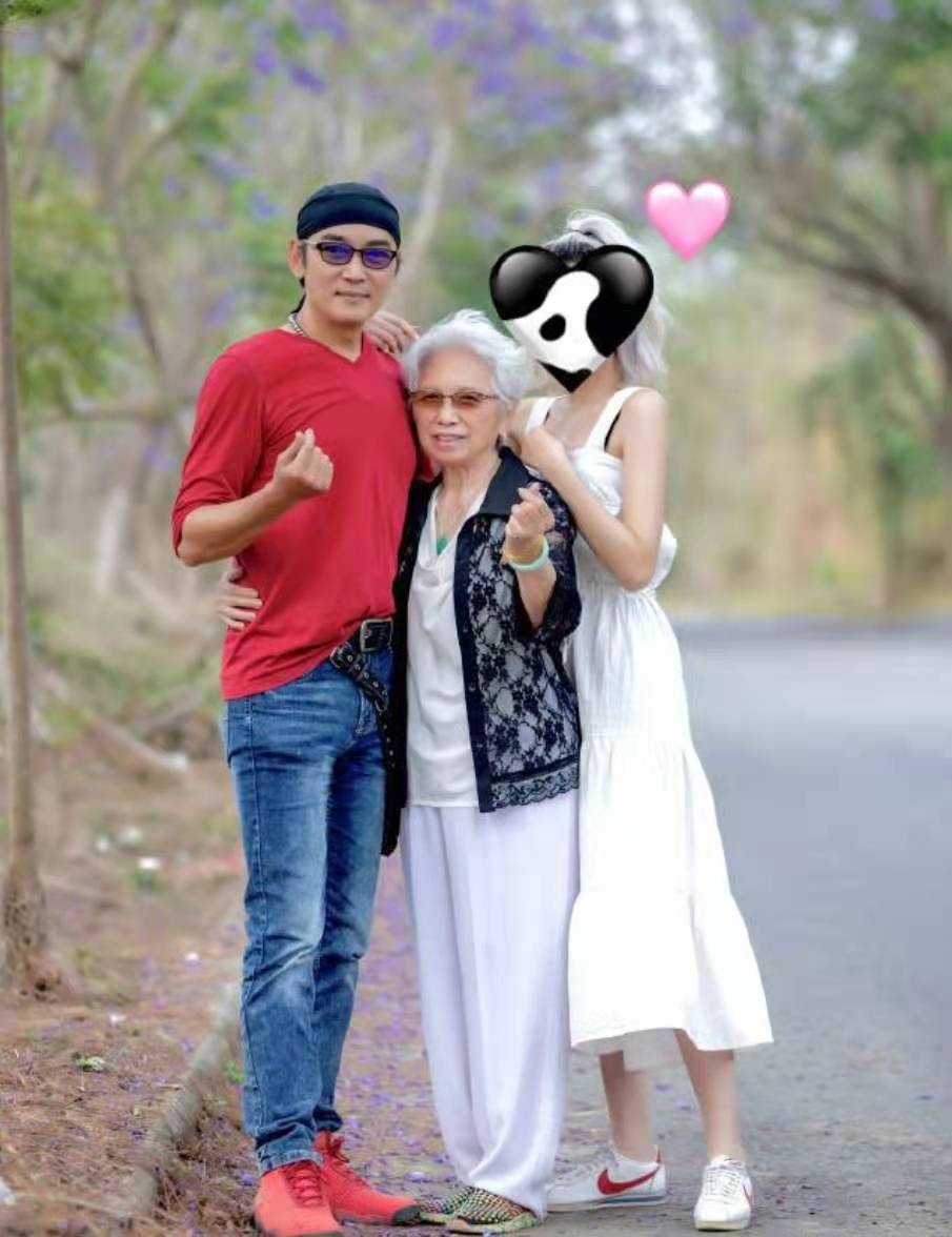 53-year-old Jiao Enjun revealed his love affair?Embracing the beauty is ...