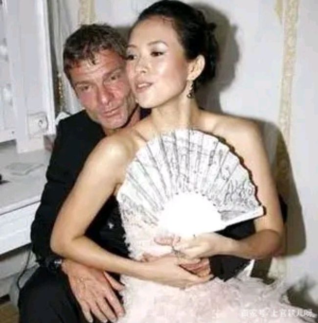 The story of Zhang Ziyi's passion on the beach with his foreign ...