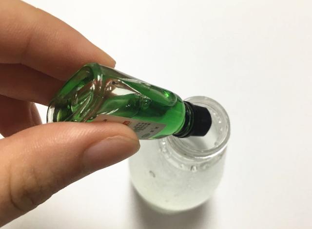 Before going to bed, a male friend puts a few drops of Fengyou essence ...