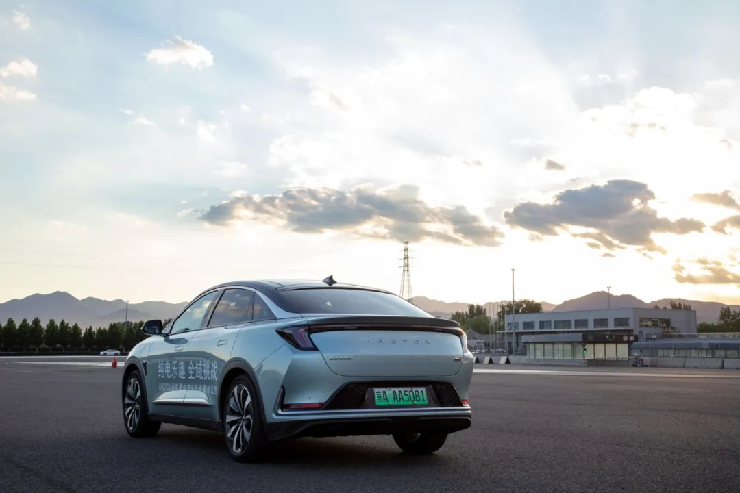 The domestic high-end sedan with a length of nearly 5 meters is a ...