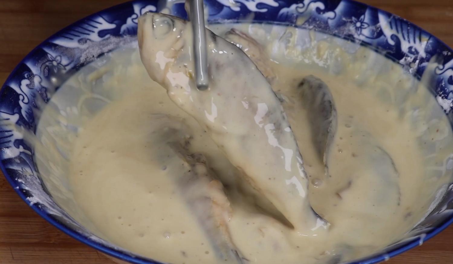 Starch or flour is used for fried fish. The chef teaches you how to do ...