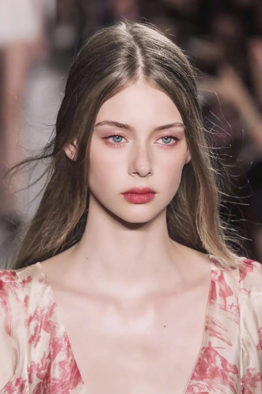 97 Dutch supermodel Lauren de Graaf crying beautifully - iNEWS