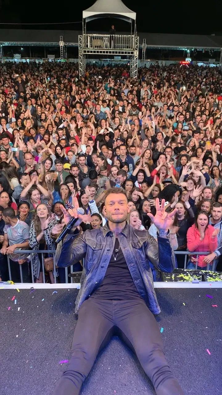 The Brazilian male singer has become a father. He has super muscular ...