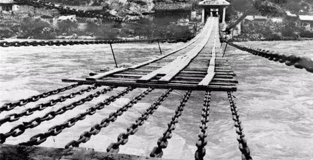 Liu Wenhui's correct decision when flying to capture Luding Bridge left ...