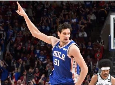 Boban, the super giant of the NBA, can touch the frame while standing ...