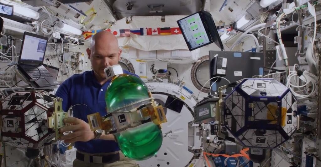Chinese astronauts wear so much, why do astronauts on the International ...