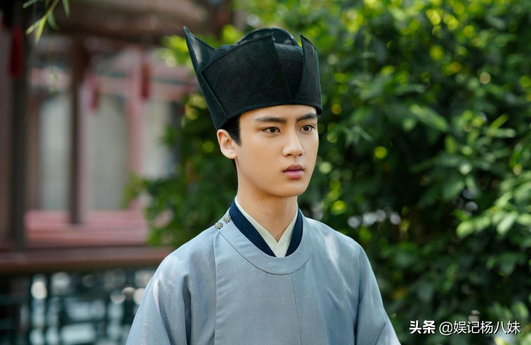 Child star deviated from the group portrait: Bian Cheng smokes as a ...