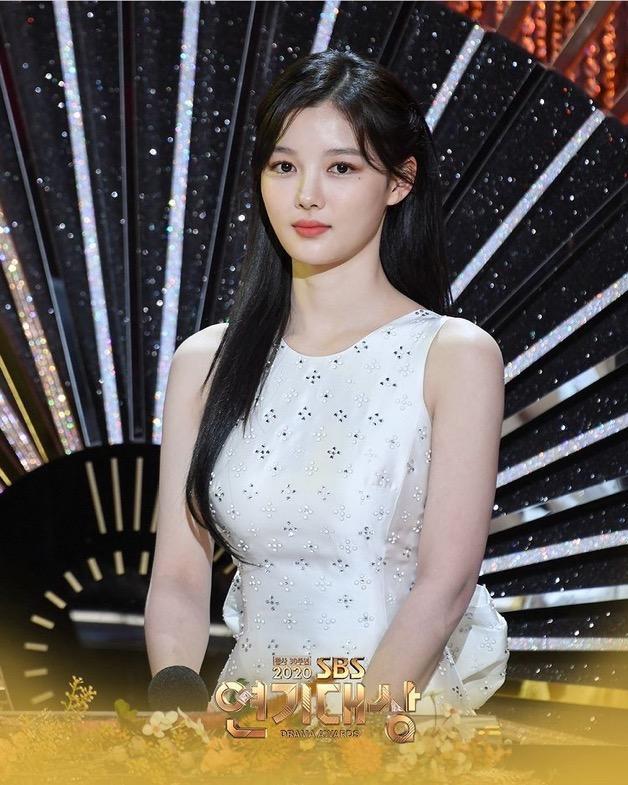 Kim Yu-jeong shines at the SBS Awards. She wore a white skirt and was ...