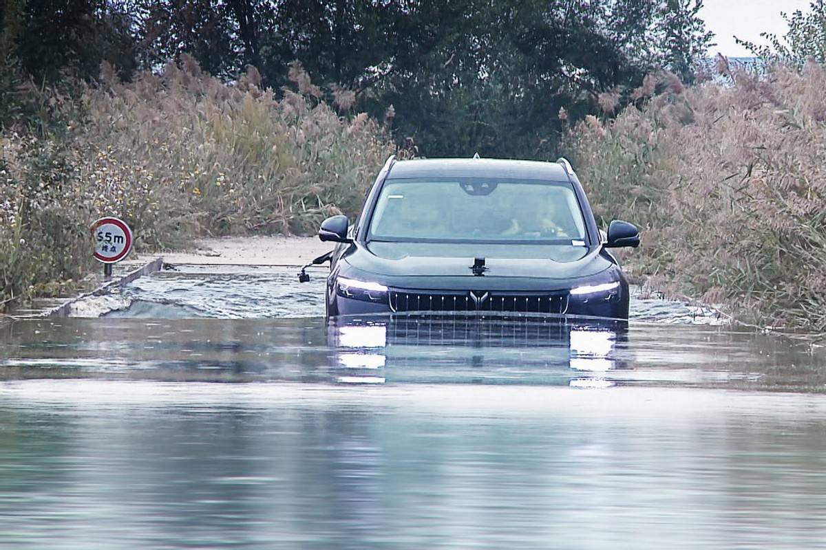 Successful first test of electric vehicle wading collision, Lantu ...