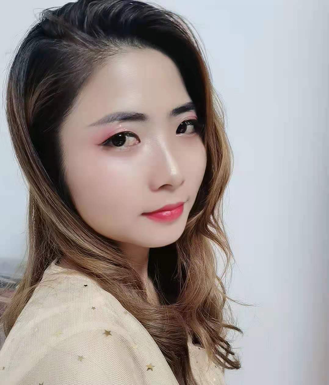 Beautiful and gentle retro makeup in the style of the Republic of China ...