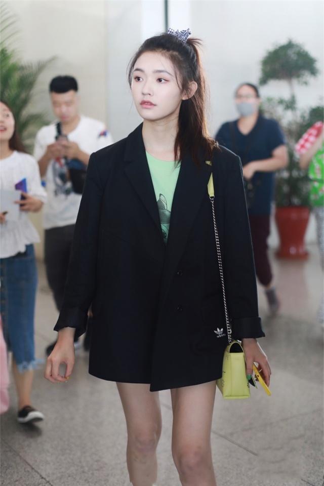 Lin Yun is too skinny. Wearing western-style socks to play "Missing ...