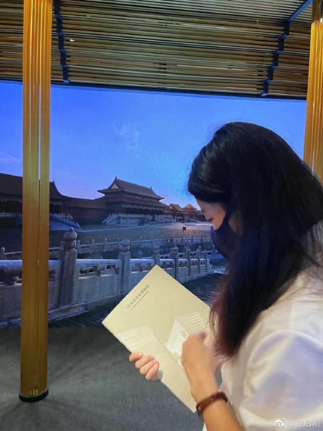 Huo Qigang and his wife participated in the exhibition and took ...