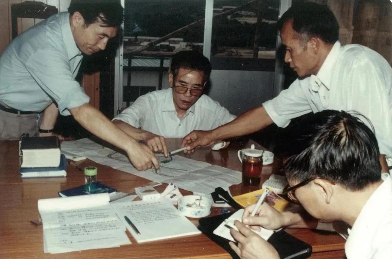 He began to live on the run at the age of 4. At the age of 16, he was ...