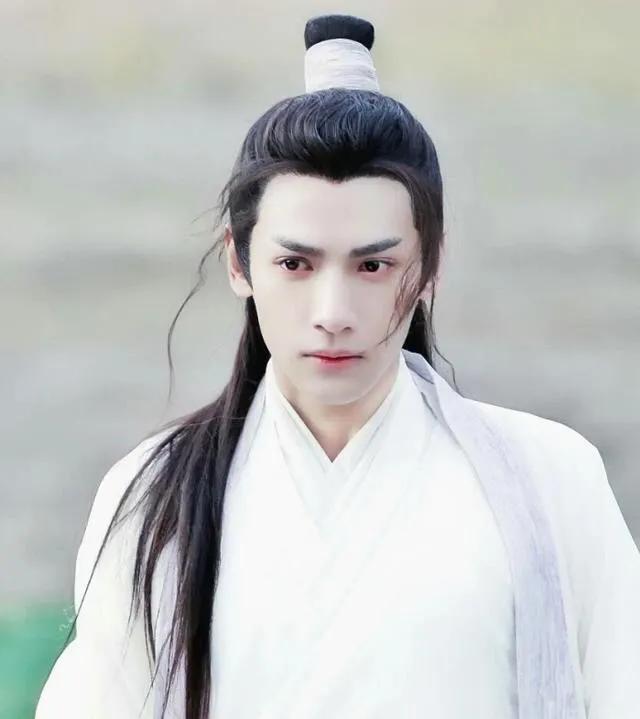 Who is better in Xu Zhengxi and Luo Yunxi's costumes, which makes you brighter? - iNEWS