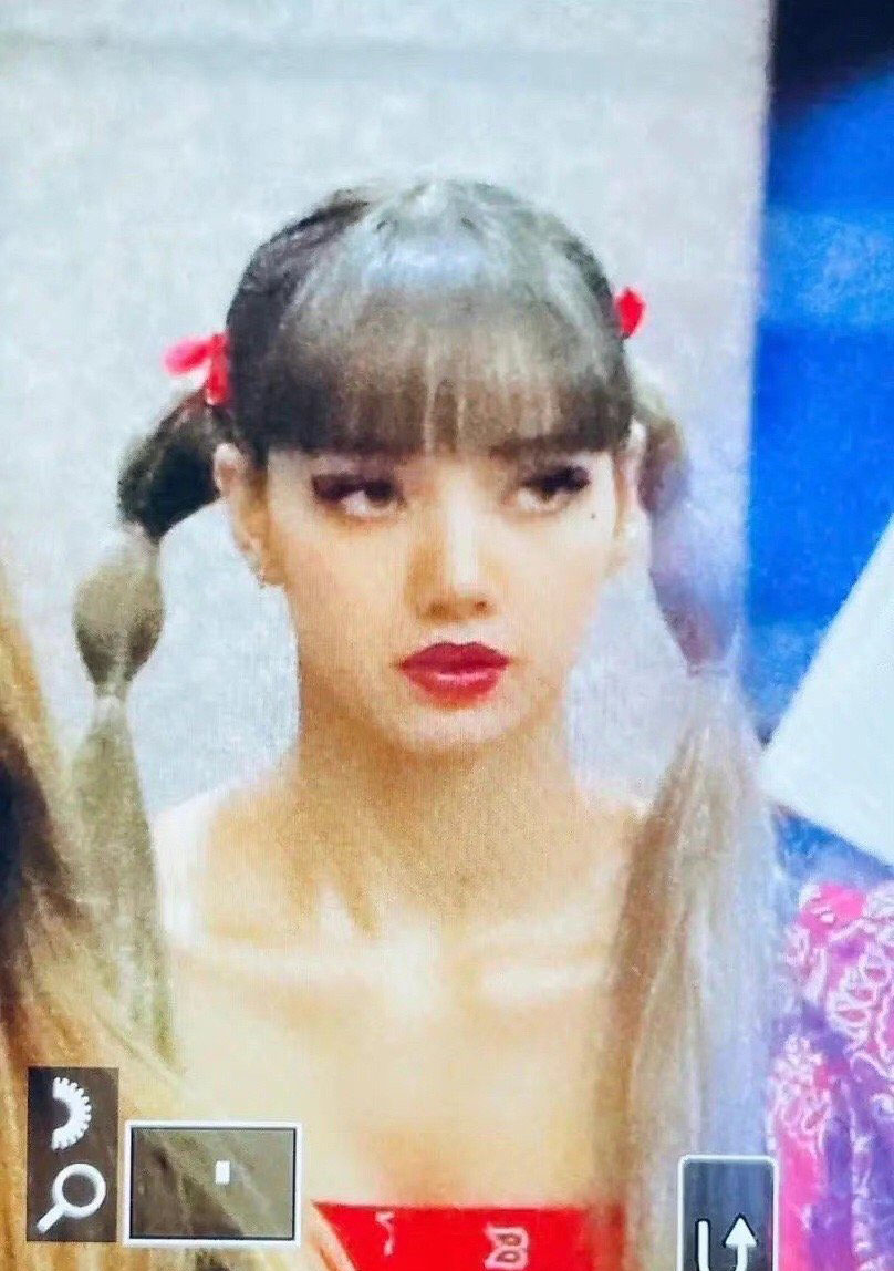 Is Lisa's look more and more perfunctory?It wasn't like that when you first debuted, right? - iNEWS