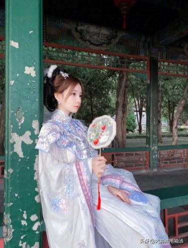 Feng Timo has a new height of beauty in Hanfu, holding a palm fan in ...