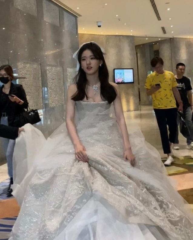 Zhao Lusi appeared in a wedding dress, her state was tender and heart ...