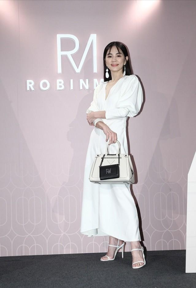 Chen Jiahua, who was just in her early 40s, cut the "broken pieces ...