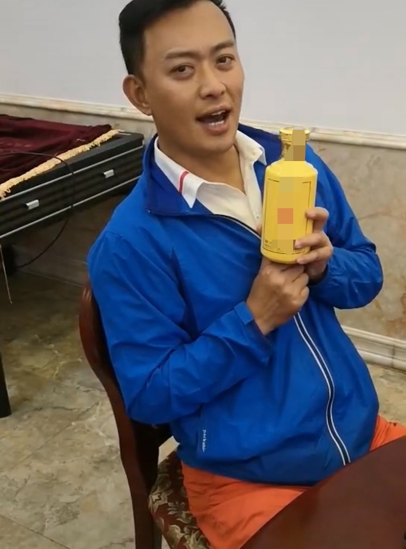 47-year-old Huang Haibing becomes greasy?Take a thousand yuan wine and ...