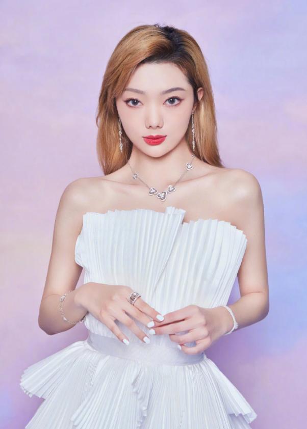Li Ziting is "fashionable". She wears mussel shells into a skirt and ...