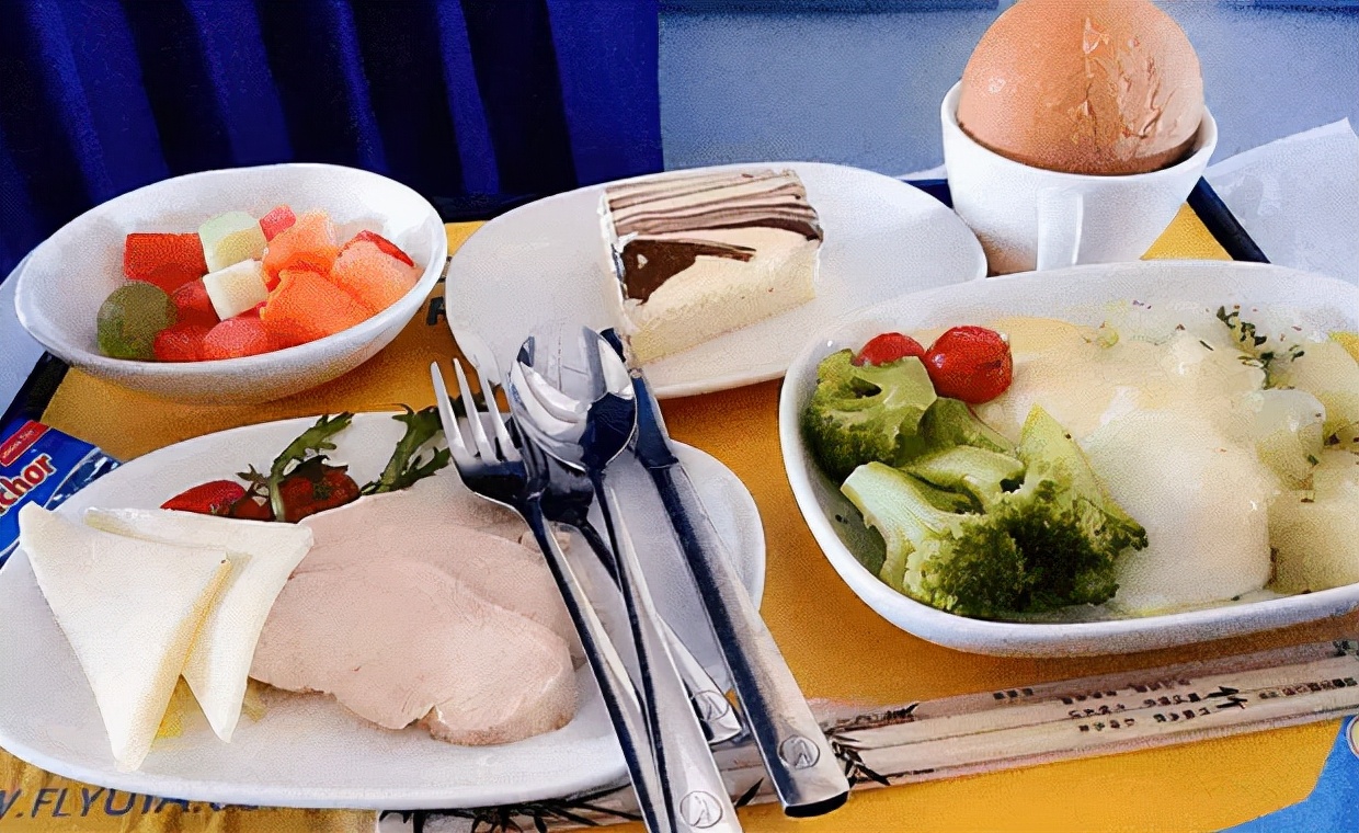 Why can't the captain and the captain eat the same set meal, nor can ...