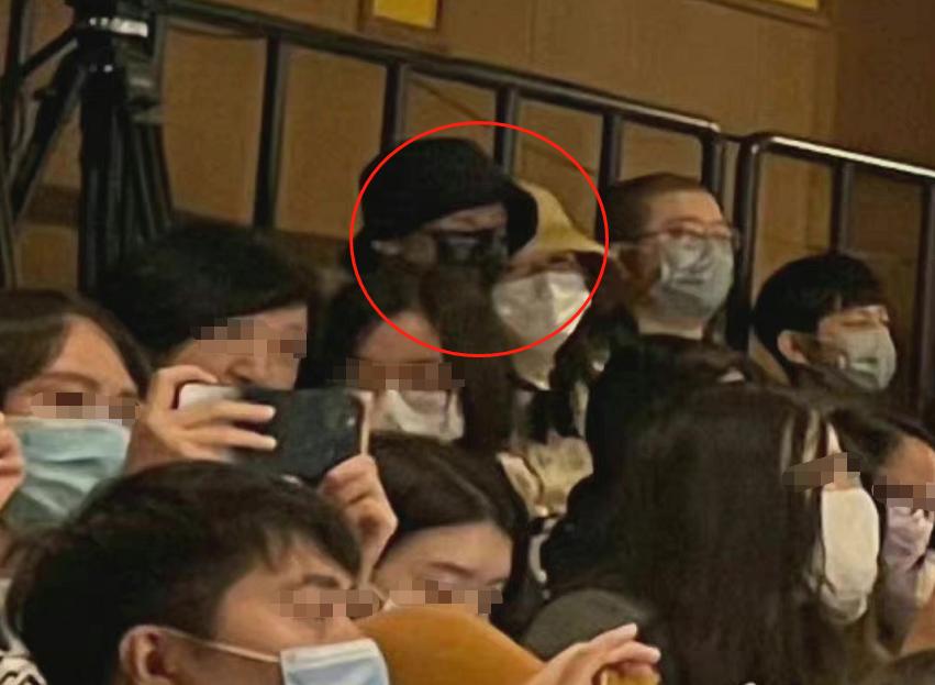 Zhang Jie Xie Na was secretly filmed watching a drama!He Jiong sits ...