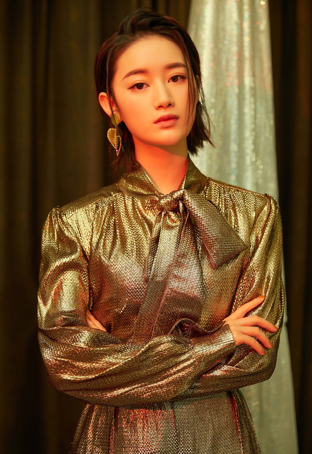 Wearing a golden top with wide-leg pants, 26-year-old Guo Xiaoting hits ...