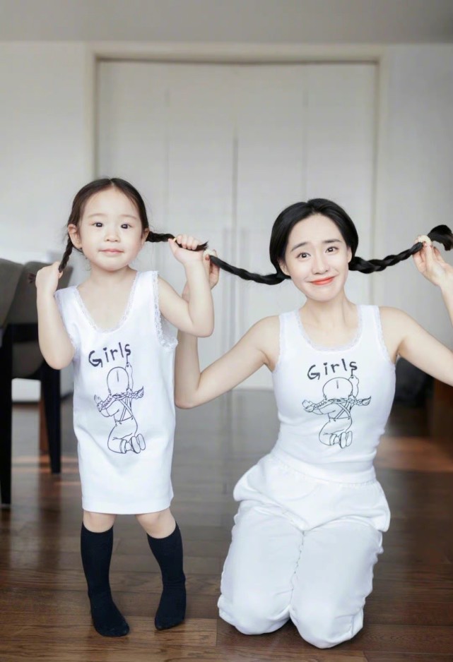 Wang Zhi took his 3-year-old daughter for a photo shoot. She wore a ...
