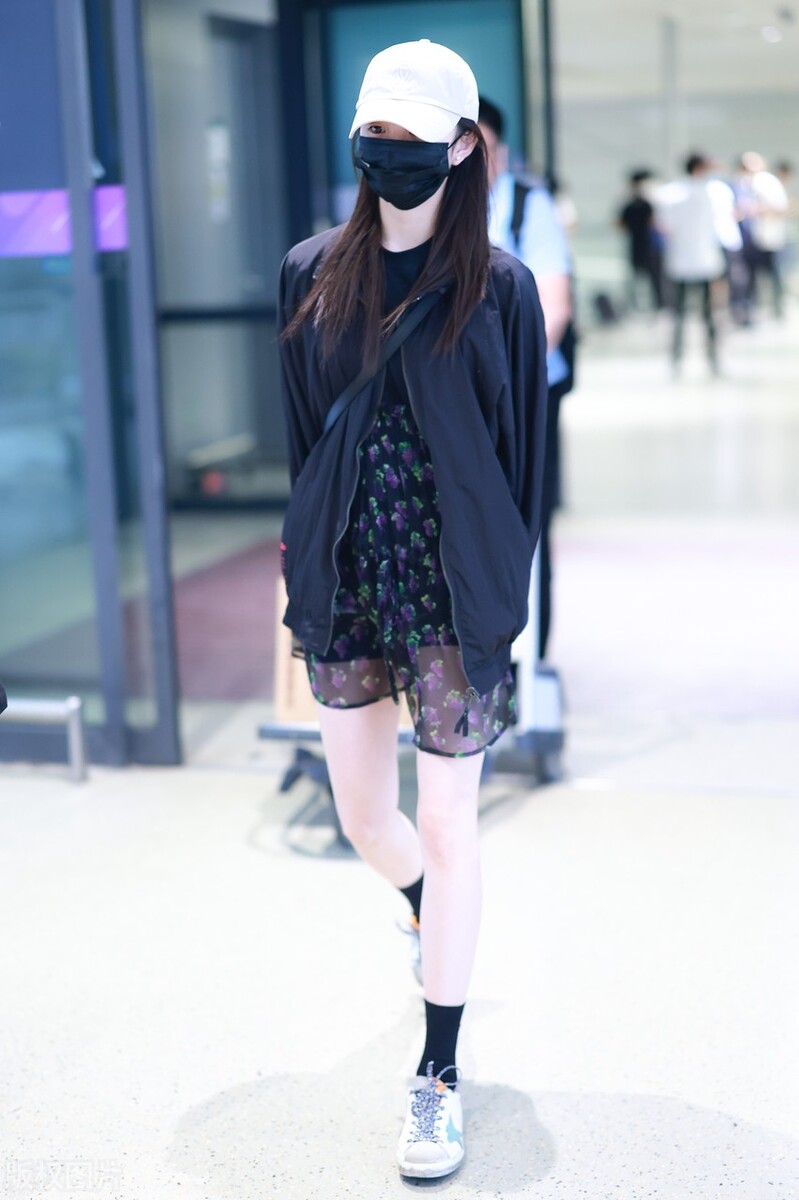 The new generation girl Liu Haocun appeared at the airport, wearing a ...