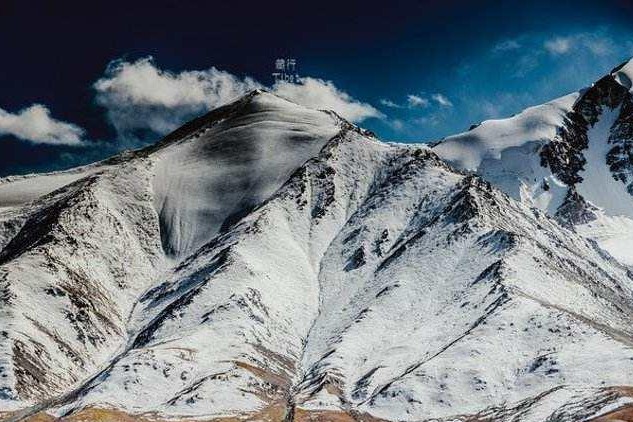 There is a rock painting of thousands of years in Kunlun Mountain, and ...