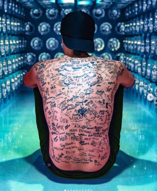World record holder with the most tattoos on the back of a foreign man ...