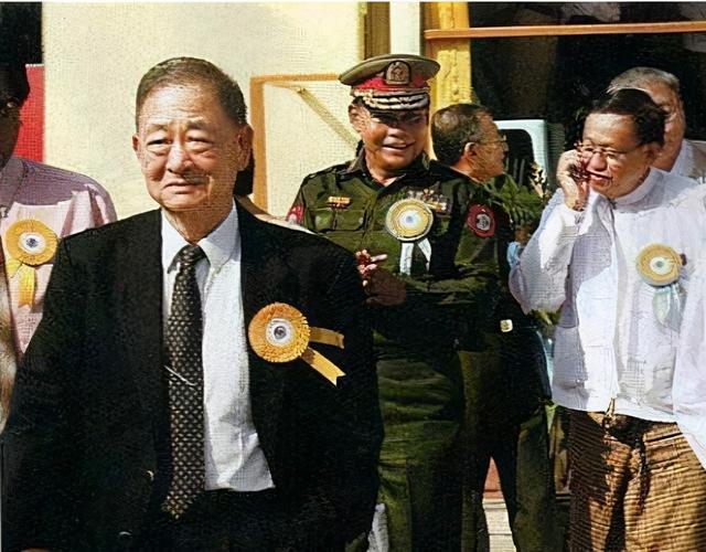 Peng Jiasheng, the hero of the Golden Triangle, raised his gun at the ...