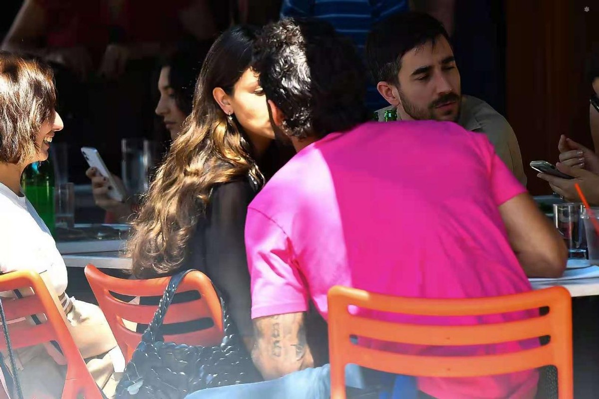 Aisha wears a black vest and goes out of the street with a hot body and ...