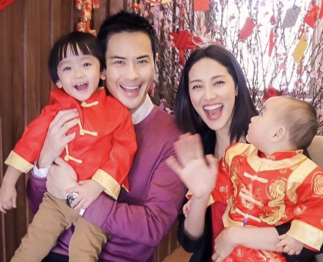 Zheng Jiaying took a family portrait in the Spring Festival, two sons ...