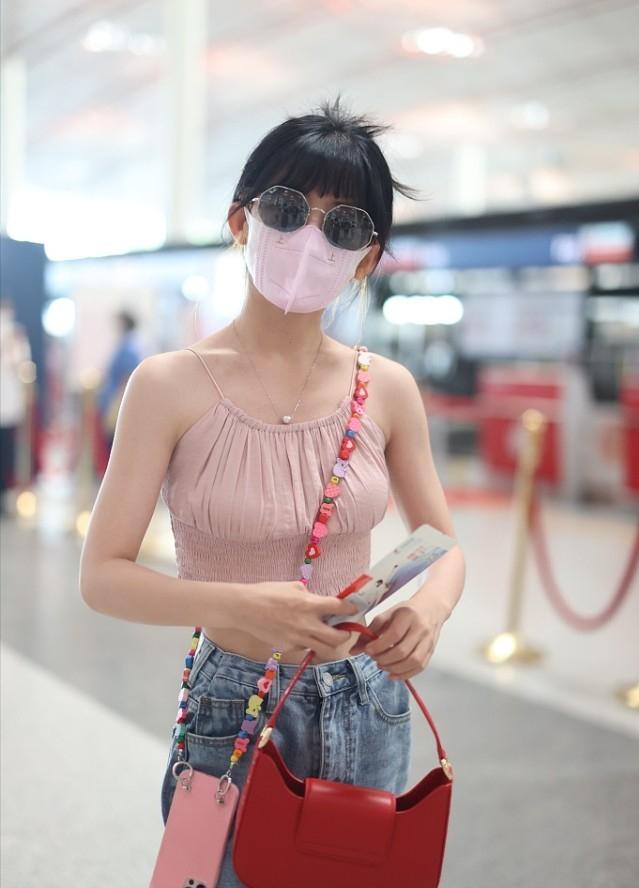 Wearing a umbilical dress reveals a "three-seven-point" figure ratio, a ...