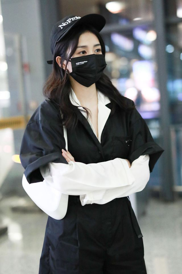 Bai Lu is so well dressed!One-piece "tooling" shorts with white shirts ...
