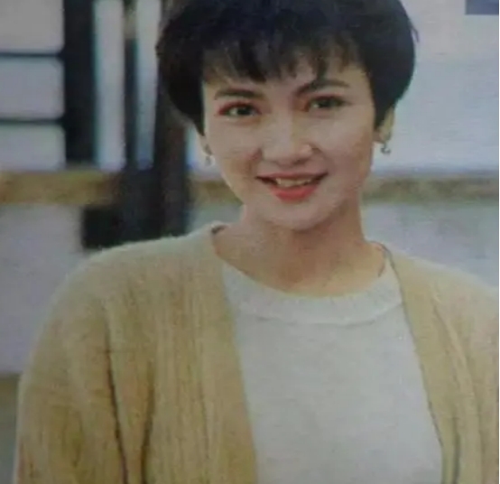 62-year-old Chen Meiqi rarely showed up, with jet-black hair and full ...