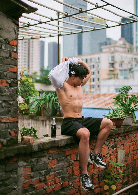 Brother Sunshine Zeng Haoran: Have a nice day alone - iNEWS