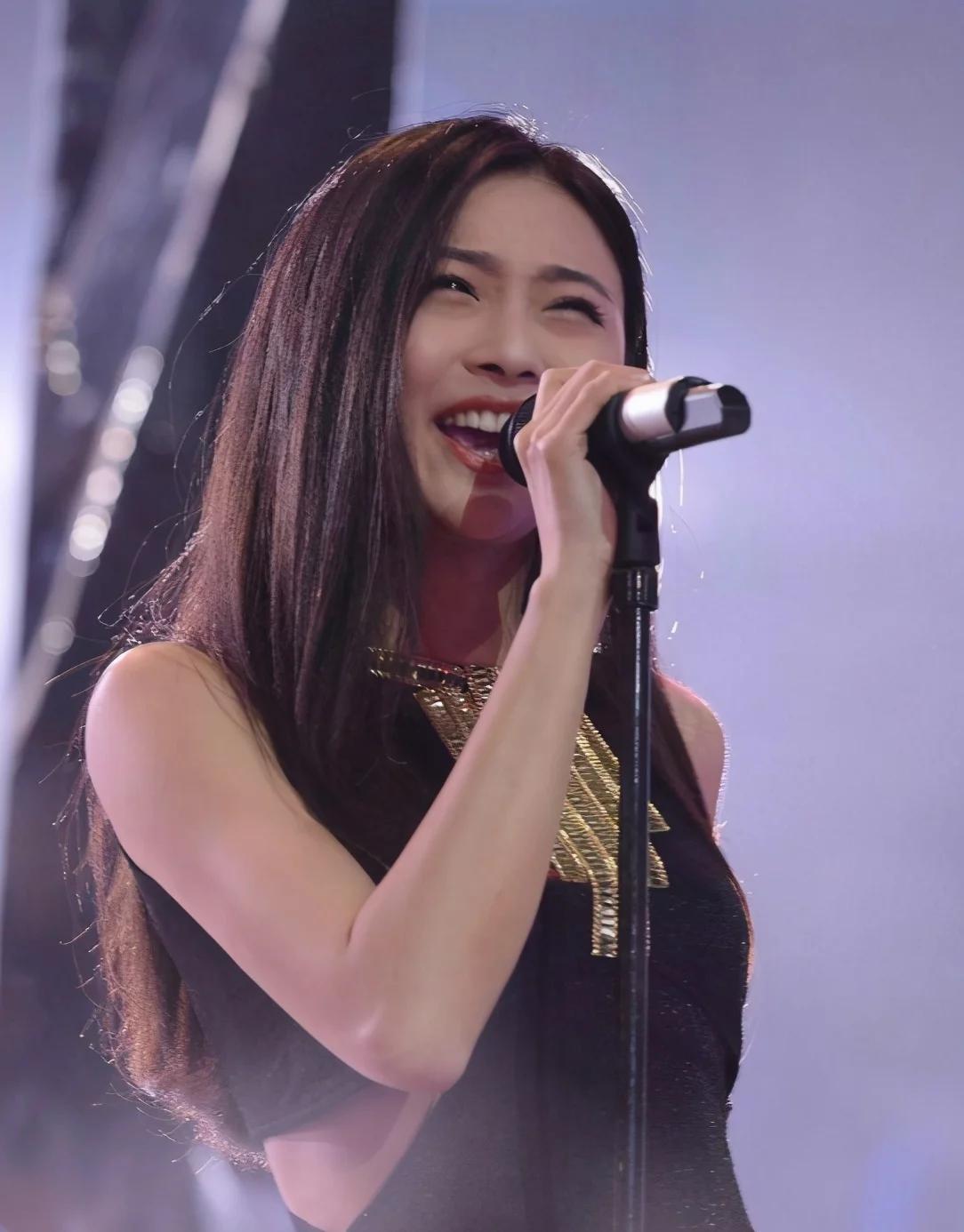 She took part in a good voice with her husband behind her back. After ...