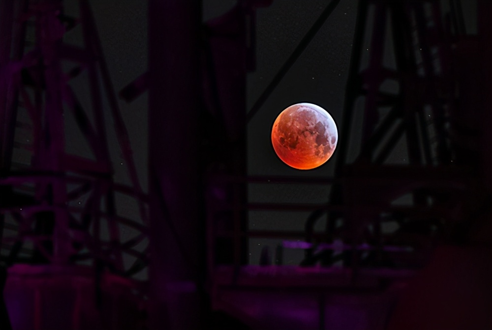 A total lunar eclipse, why is it not black but red? - iNEWS