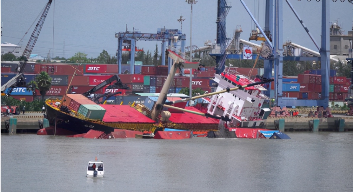A cargo ship overturned suddenly at the dock, and 18 containers fell ...
