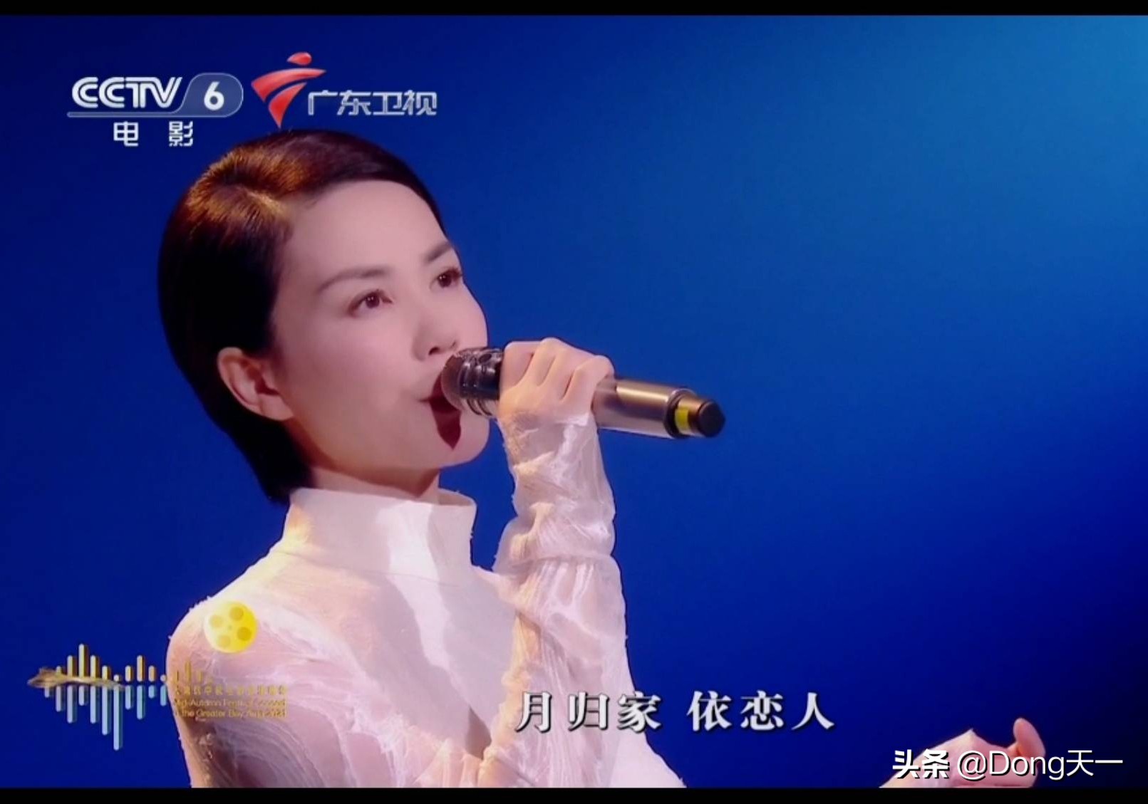 Faye Wong wears a white dress on the night of Mid-Autumn Festival in the Greater Bay Area ...